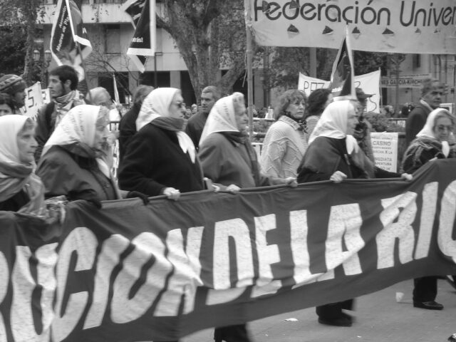 ¿Quiénes son las madres y abuelas de Plaza de Mayo? - El Orden Mundial ...