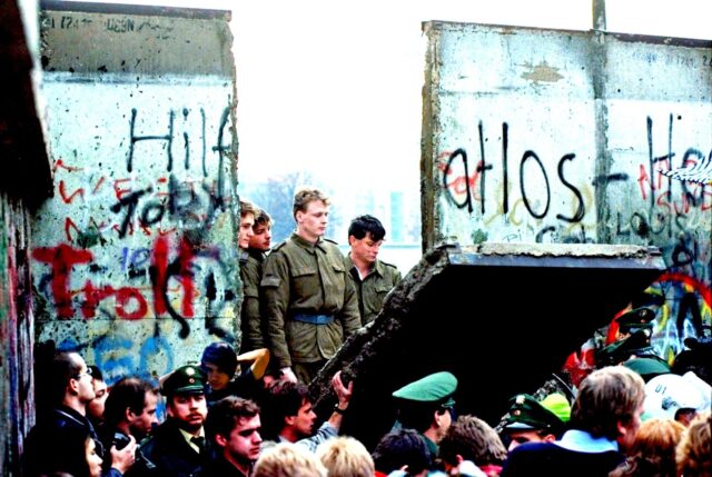 9 de noviembre de 1989: la caída del Muro de Berlín marca el inicio del fin del bloque del Este ...