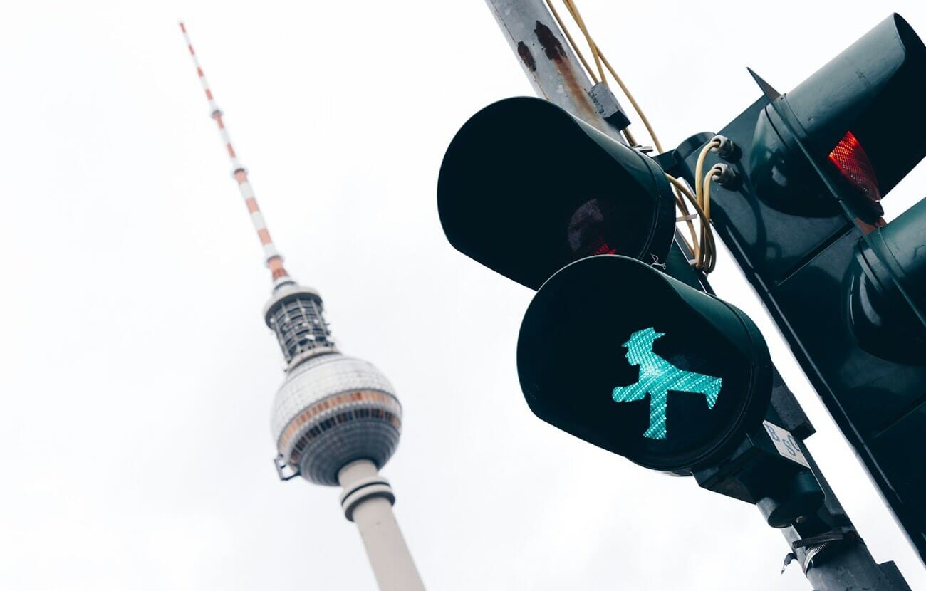 ¿Cuál es el origen del Ampelmännchen, el hombrecillo de los semáforos ...